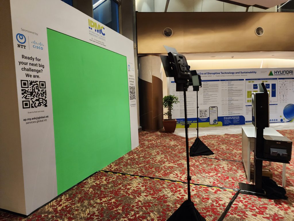 Green Screen Photo Booth - POPtheBOX